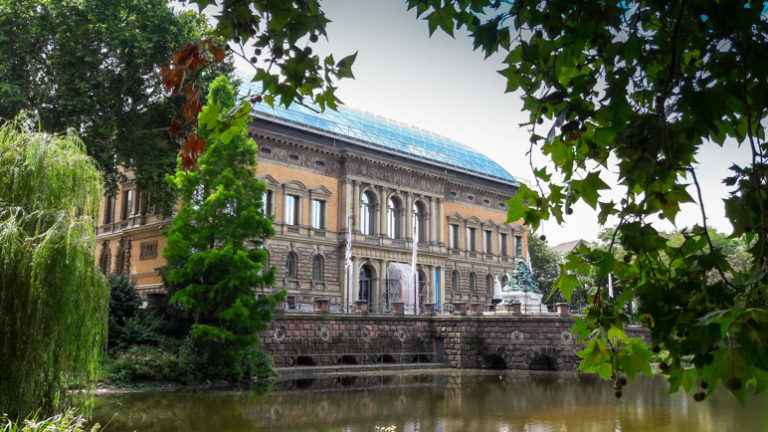 In orbit: Begehbare Kunst mit Höhenluft im Museum K21 in Düsseldorf ...